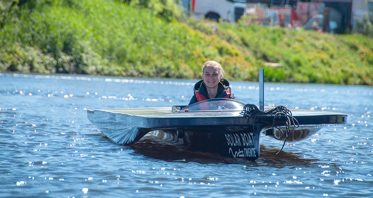 An electric boat equipped with Maxeon silicon cells