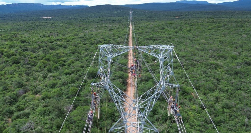 Pioneering construction of a 230 kV electrical line in Brazil